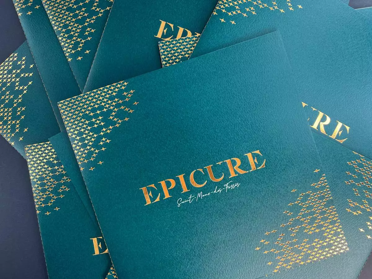 Une élégante brochure avec dorure et reliure • Grafik Plus